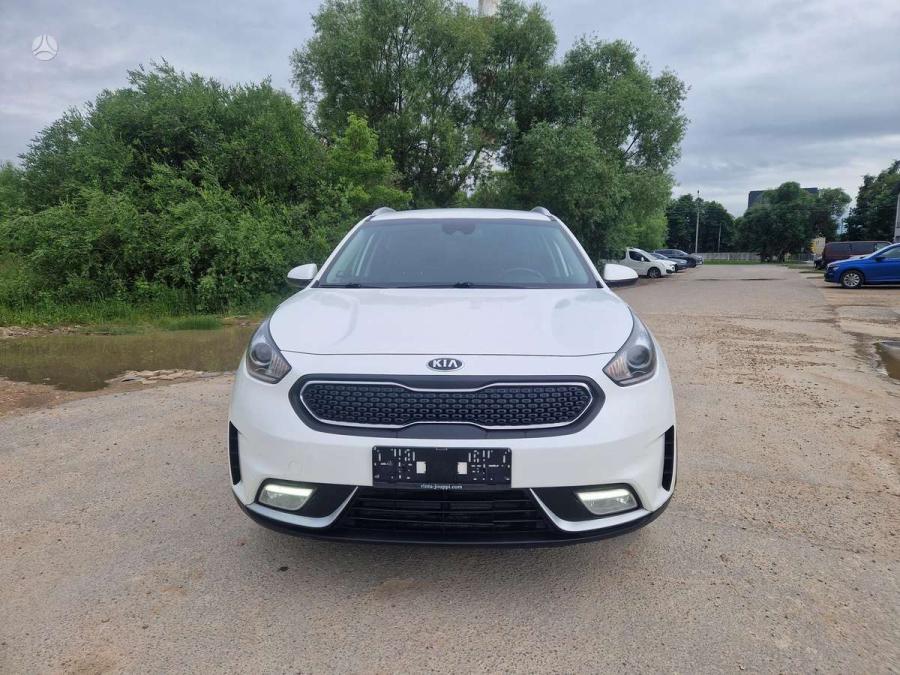 White Kia Niro 2019 in Panevezys, with an engine capacity of 1.60 L and mileage of 285 thousand km for 8590 €, photo 13 on AUTOMOTO.COM.LV
