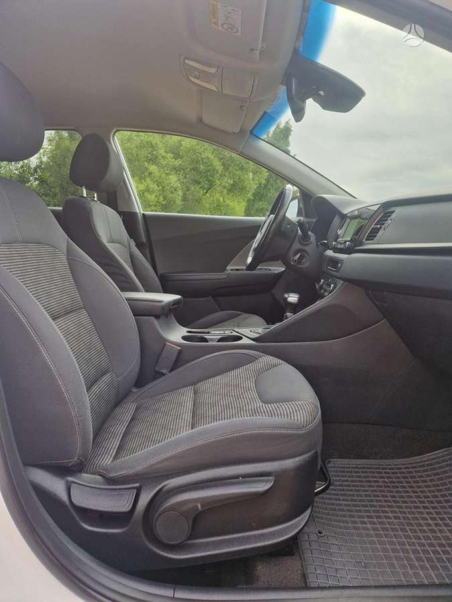 White Kia Niro 2019 in Panevezys, with an engine capacity of 1.60 L and mileage of 285 thousand km for 8590 €, photo 14 on AUTOMOTO.COM.LV