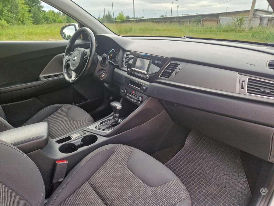 White Kia Niro 2019 in Panevezys, with an engine capacity of 1.60 L and mileage of 285 thousand km for 8590 €, photo 16 on AUTOMOTO.COM.LV