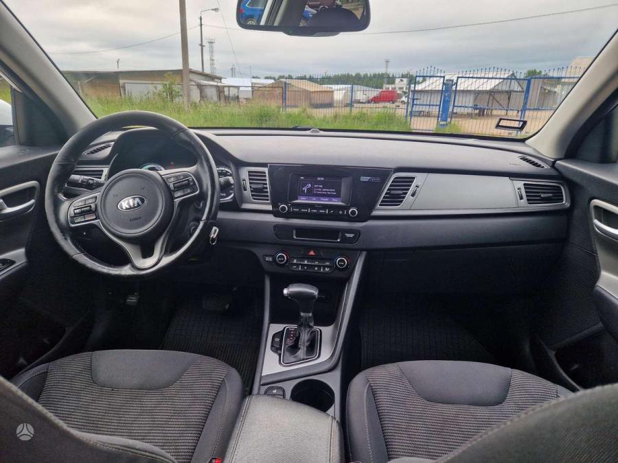 White Kia Niro 2019 in Panevezys, with an engine capacity of 1.60 L and mileage of 285 thousand km for 8590 €, photo 18 on AUTOMOTO.COM.LV