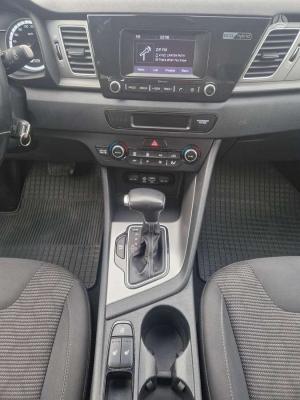 White Kia Niro 2019 in Panevezys, with an engine capacity of 1.60 L and mileage of 285 thousand km for 8590 €, photo 19 on AUTOMOTO.COM.LV