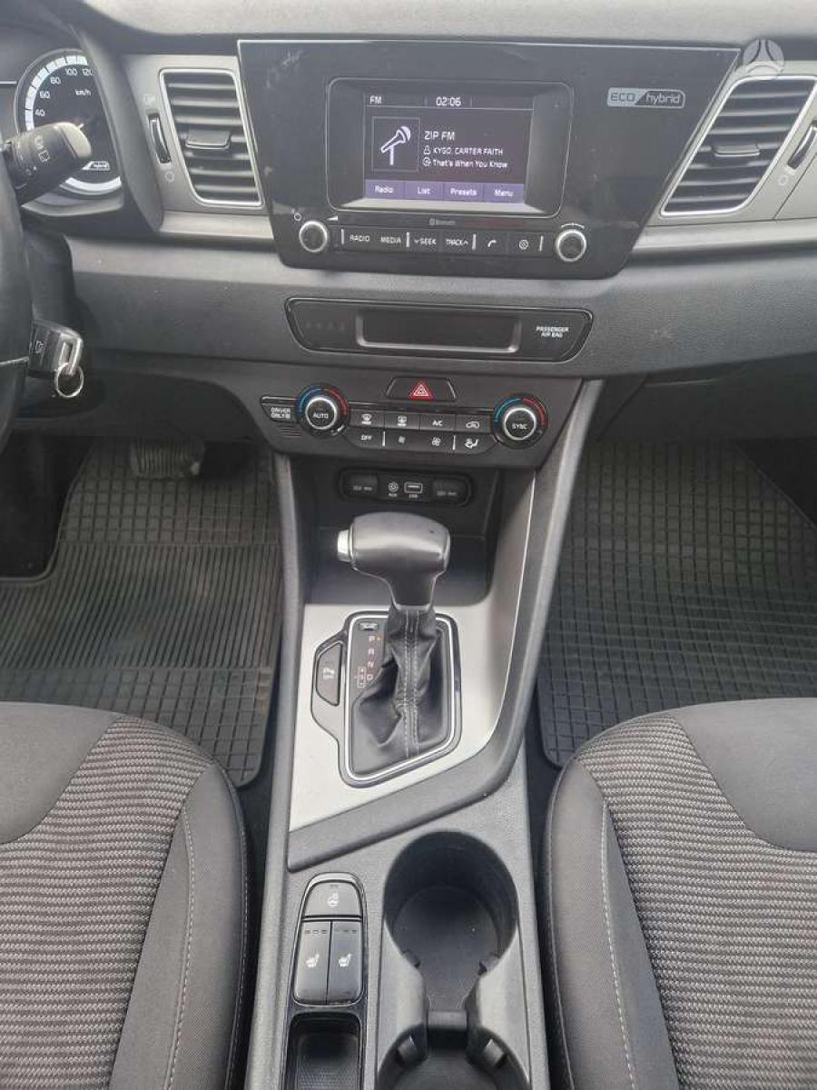 White Kia Niro 2019 in Panevezys, with an engine capacity of 1.60 L and mileage of 285 thousand km for 8590 €, photo 19 on AUTOMOTO.COM.LV