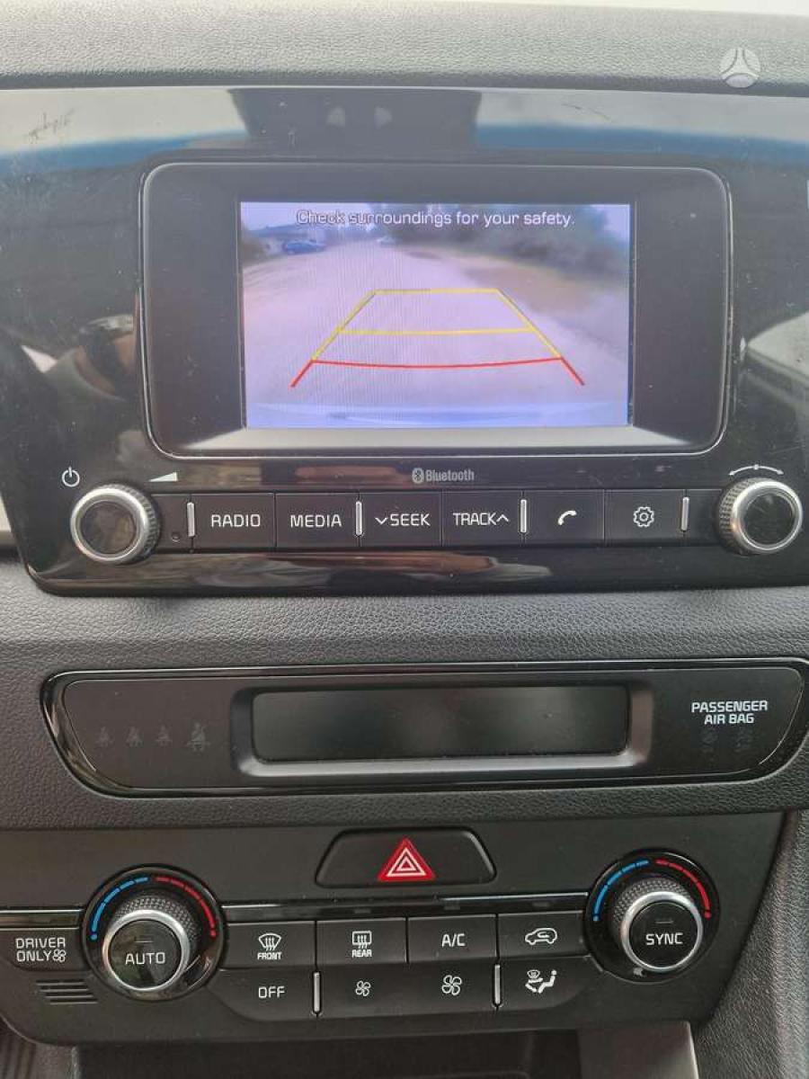 White Kia Niro 2019 in Panevezys, with an engine capacity of 1.60 L and mileage of 285 thousand km for 8590 €, photo 22 on AUTOMOTO.COM.LV