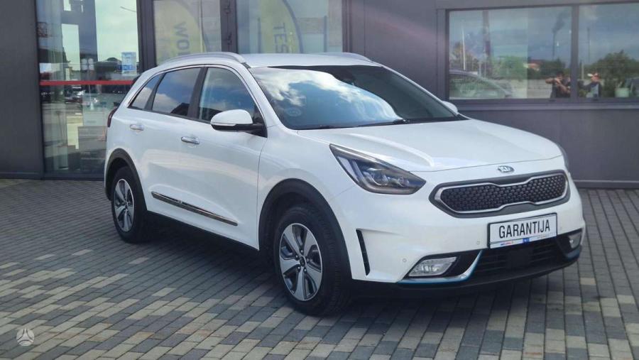 White Kia Niro 2019 in Siauliai, with an engine capacity of 1.60 L and mileage of 170 thousand km for 13500 €, photo 1 on AUTOMOTO.COM.LV