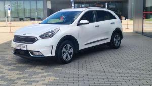 White Kia Niro 2019 in Siauliai, with an engine capacity of 1.60 L and mileage of 170 thousand km for 13500 €, photo 4 on AUTOMOTO.COM.LV