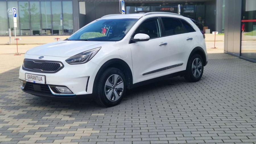 White Kia Niro 2019 in Siauliai, with an engine capacity of 1.60 L and mileage of 170 thousand km for 13500 €, photo 4 on AUTOMOTO.COM.LV