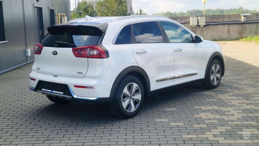 White Kia Niro 2019 in Siauliai, with an engine capacity of 1.60 L and mileage of 170 thousand km for 13500 €, photo 5 on AUTOMOTO.COM.LV