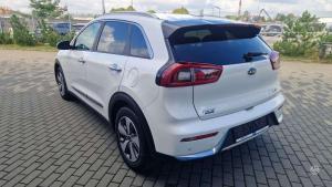 White Kia Niro 2019 in Siauliai, with an engine capacity of 1.60 L and mileage of 170 thousand km for 13500 €, photo 7 on AUTOMOTO.COM.LV