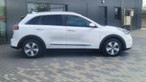 White Kia Niro 2019 in Siauliai, with an engine capacity of 1.60 L and mileage of 170 thousand km for 13500 €, photo 9 on AUTOMOTO.COM.LV