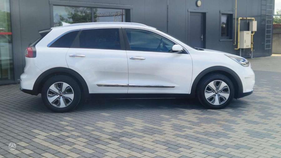 White Kia Niro 2019 in Siauliai, with an engine capacity of 1.60 L and mileage of 170 thousand km for 13500 €, photo 9 on AUTOMOTO.COM.LV
