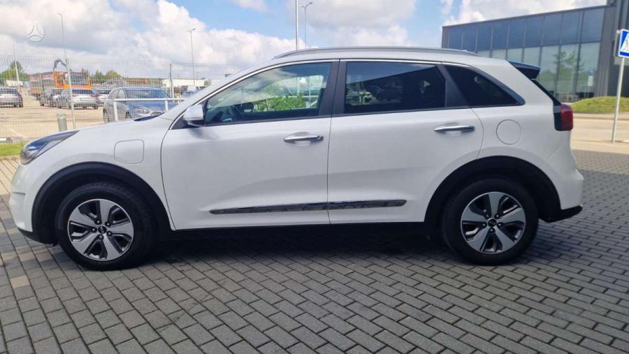 White Kia Niro 2019 in Siauliai, with an engine capacity of 1.60 L and mileage of 170 thousand km for 13500 €, photo 10 on AUTOMOTO.COM.LV