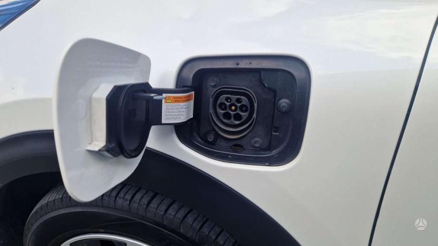White Kia Niro 2019 in Siauliai, with an engine capacity of 1.60 L and mileage of 170 thousand km for 13500 €, photo 12 on AUTOMOTO.COM.LV