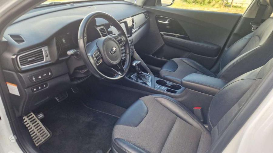 White Kia Niro 2019 in Siauliai, with an engine capacity of 1.60 L and mileage of 170 thousand km for 13500 €, photo 13 on AUTOMOTO.COM.LV
