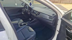 White Kia Niro 2019 in Siauliai, with an engine capacity of 1.60 L and mileage of 170 thousand km for 13500 €, photo 14 on AUTOMOTO.COM.LV