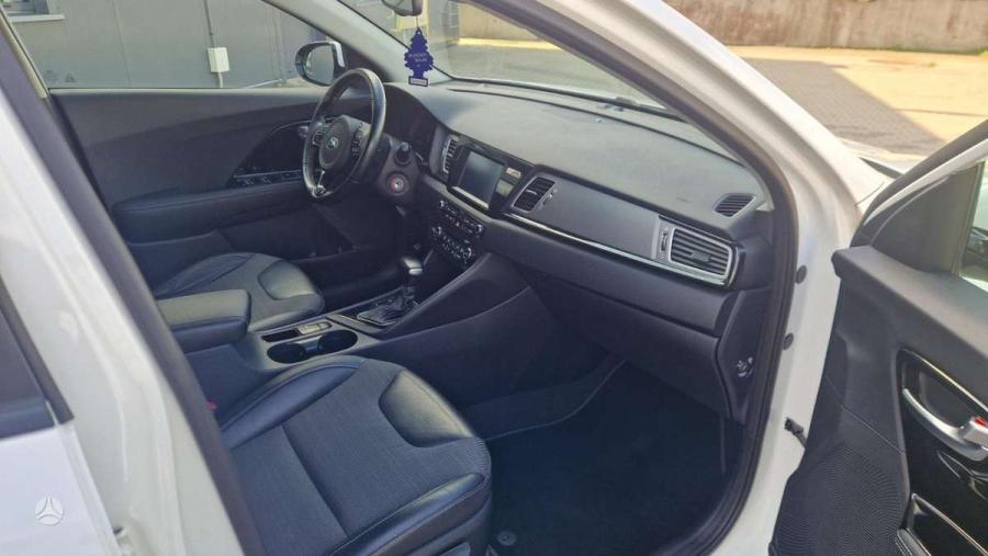 White Kia Niro 2019 in Siauliai, with an engine capacity of 1.60 L and mileage of 170 thousand km for 13500 €, photo 14 on AUTOMOTO.COM.LV