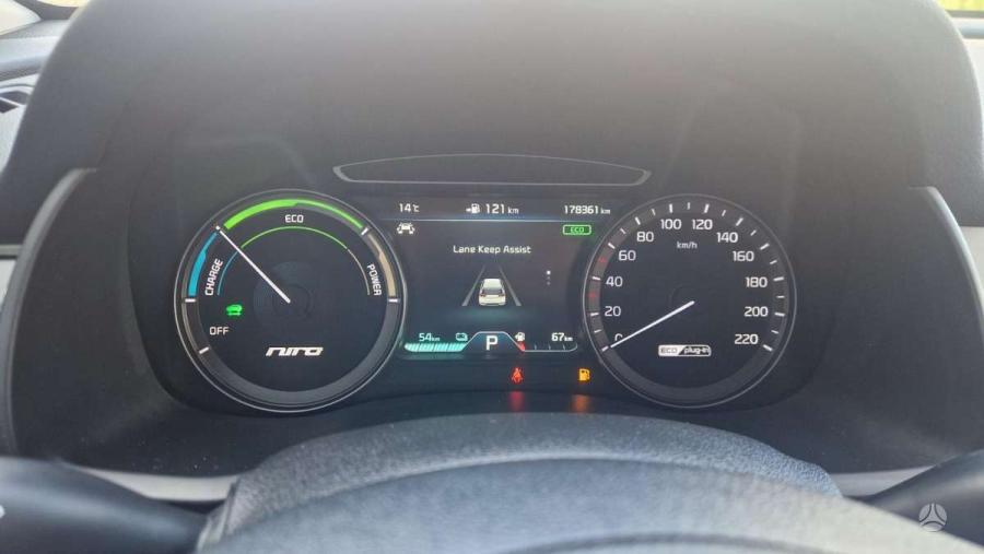White Kia Niro 2019 in Siauliai, with an engine capacity of 1.60 L and mileage of 170 thousand km for 13500 €, photo 20 on AUTOMOTO.COM.LV