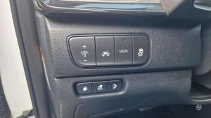 White Kia Niro 2019 in Siauliai, with an engine capacity of 1.60 L and mileage of 170 thousand km for 13500 €, photo 23 on AUTOMOTO.COM.LV