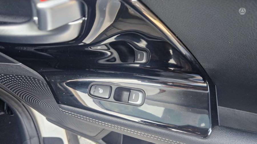 White Kia Niro 2019 in Siauliai, with an engine capacity of 1.60 L and mileage of 170 thousand km for 13500 €, photo 25 on AUTOMOTO.COM.LV