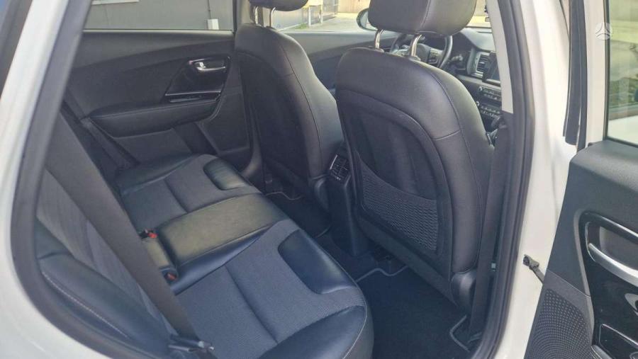 White Kia Niro 2019 in Siauliai, with an engine capacity of 1.60 L and mileage of 170 thousand km for 13500 €, photo 26 on AUTOMOTO.COM.LV