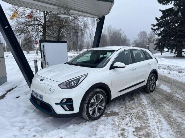 White Kia Niro 2020 in Taurage, with an engine capacity of 0.00 L and mileage of 45 thousand km for 14950 €, photo 3 on AUTOMOTO.COM.LV