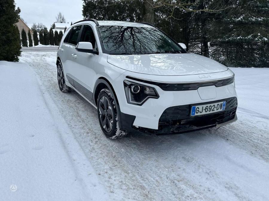 White Kia Niro 2022 in Kaunas, with an engine capacity of 0.00 L and mileage of 42 thousand km for 16900 €, photo 3 on AUTOMOTO.COM.LV
