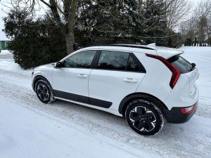 White Kia Niro 2022 in Kaunas, with an engine capacity of 0.00 L and mileage of 42 thousand km for 16900 €, photo 5 on AUTOMOTO.COM.LV