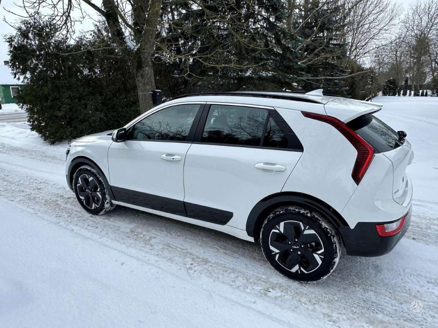 White Kia Niro 2022 in Kaunas, with an engine capacity of 0.00 L and mileage of 42 thousand km for 16900 €, photo 5 on AUTOMOTO.COM.LV