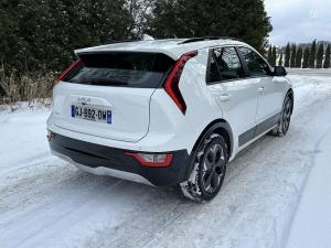 White Kia Niro 2022 in Kaunas, with an engine capacity of 0.00 L and mileage of 42 thousand km for 16900 €, photo 6 on AUTOMOTO.COM.LV