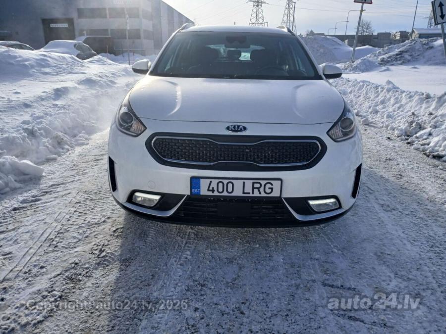 White Kia Niro 2018 in Tallinn, with an engine capacity of 1.60 L and mileage of 290 thousand km for 8790 €, photo 2 on AUTOMOTO.COM.LV