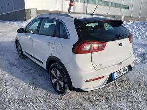 White Kia Niro 2018 in Tallinn, with an engine capacity of 1.60 L and mileage of 290 thousand km for 8790 €, photo 4 on AUTOMOTO.COM.LV