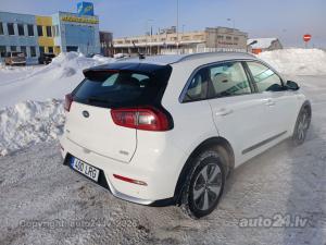 White Kia Niro 2018 in Tallinn, with an engine capacity of 1.60 L and mileage of 290 thousand km for 8790 €, photo 6 on AUTOMOTO.COM.LV