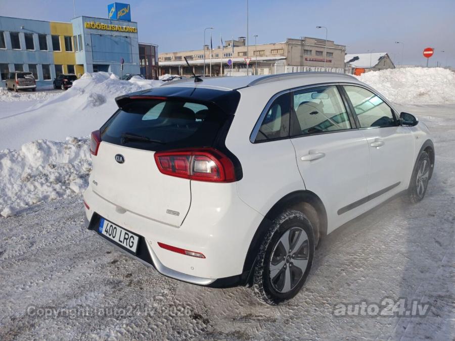 White Kia Niro 2018 in Tallinn, with an engine capacity of 1.60 L and mileage of 290 thousand km for 8790 €, photo 6 on AUTOMOTO.COM.LV