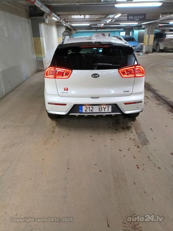 White Kia Niro 2019 in Tartu, with an engine capacity of 1.60 L and mileage of 63 thousand km for 17600 €, photo 2 on AUTOMOTO.COM.LV