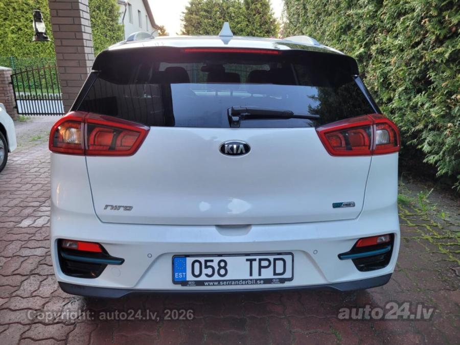 White Kia Niro 2019 in Tallinn, with an engine capacity of 0.00 L and mileage of 166 thousand km for 18400 €, photo 7 on AUTOMOTO.COM.LV