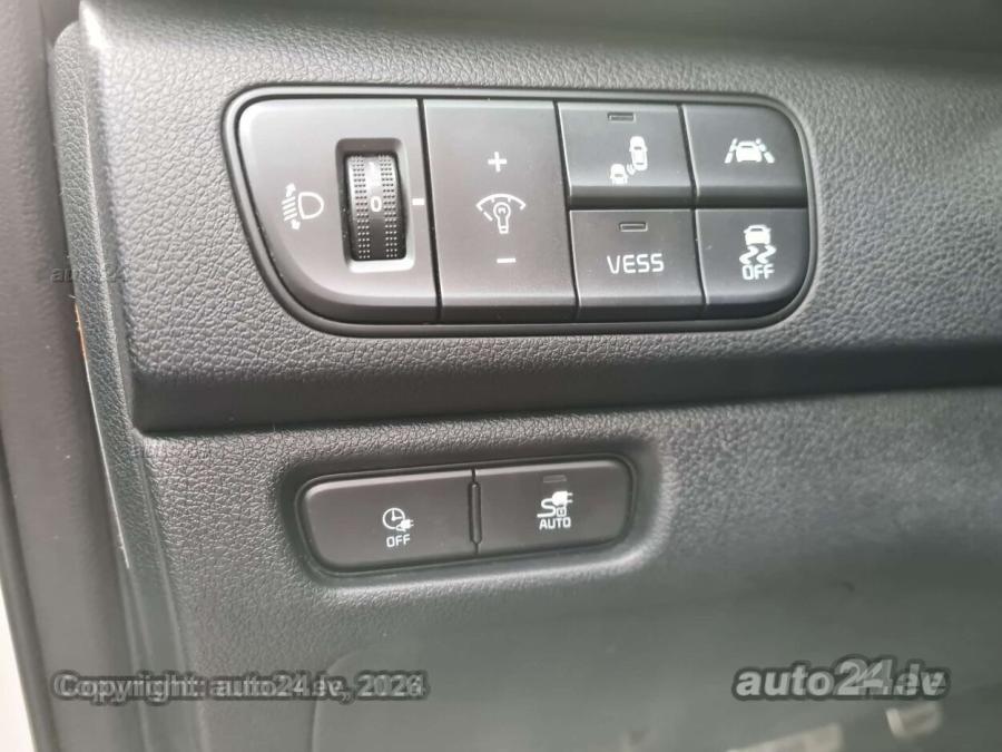 White Kia Niro 2019 in Tallinn, with an engine capacity of 0.00 L and mileage of 166 thousand km for 18400 €, photo 10 on AUTOMOTO.COM.LV