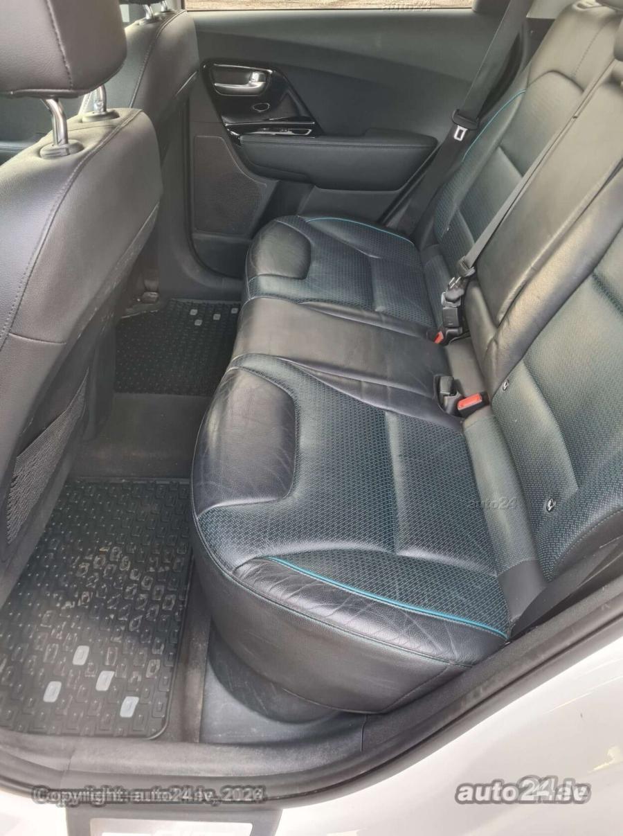 White Kia Niro 2019 in Tallinn, with an engine capacity of 0.00 L and mileage of 166 thousand km for 18400 €, photo 12 on AUTOMOTO.COM.LV