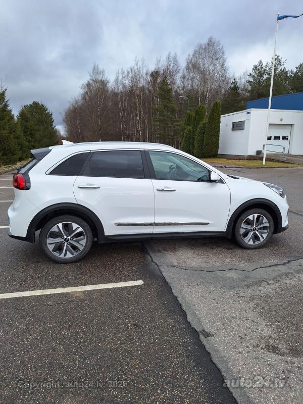 White Kia Niro 2021 in Tallinn, with an engine capacity of 0.00 L and mileage of 95 thousand km for 17000 €, photo 2 on AUTOMOTO.COM.LV