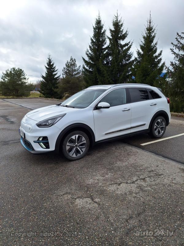 White Kia Niro 2021 in Tallinn, with an engine capacity of 0.00 L and mileage of 95 thousand km for 17000 €, photo 4 on AUTOMOTO.COM.LV