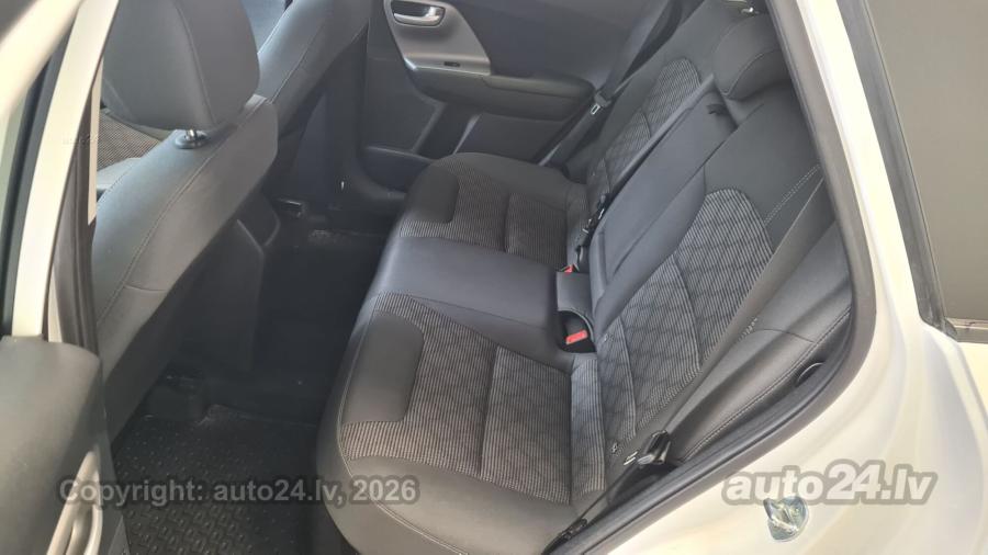 White Kia Niro 2021 in Tartu, with an engine capacity of 1.60 L and mileage of 104 thousand km for 16900 €, photo 7 on AUTOMOTO.COM.LV