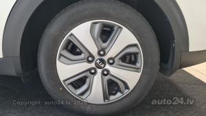 White Kia Niro 2021 in Tartu, with an engine capacity of 1.60 L and mileage of 104 thousand km for 16900 €, photo 23 on AUTOMOTO.COM.LV