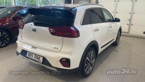 White Kia Niro 2021 in Narva, with an engine capacity of 1.60 L and mileage of 41 thousand km for 18500 €, photo 5 on AUTOMOTO.COM.LV