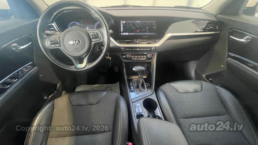 White Kia Niro 2021 in Narva, with an engine capacity of 1.60 L and mileage of 41 thousand km for 18500 €, photo 6 on AUTOMOTO.COM.LV