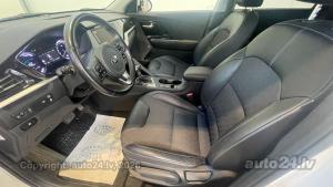 White Kia Niro 2021 in Narva, with an engine capacity of 1.60 L and mileage of 41 thousand km for 18500 €, photo 7 on AUTOMOTO.COM.LV
