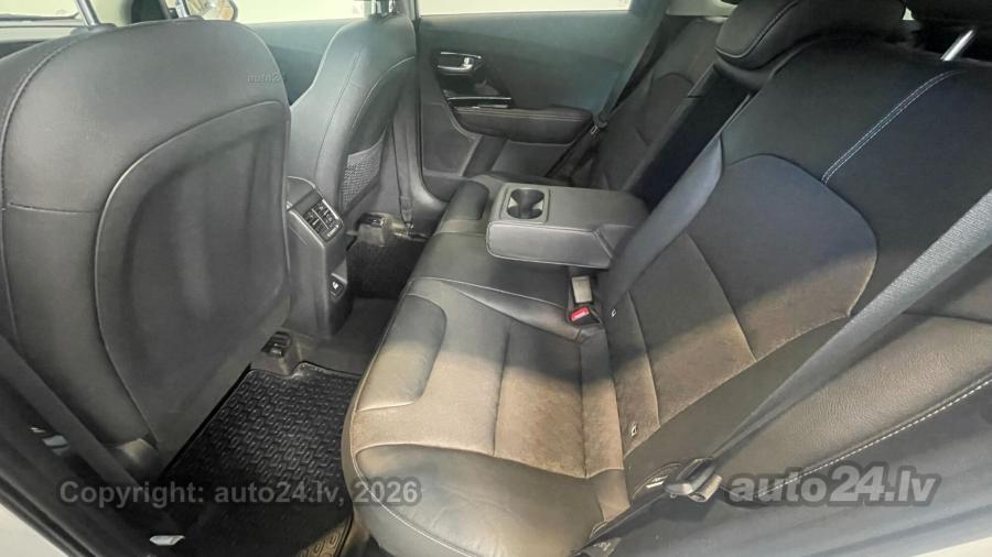 White Kia Niro 2021 in Narva, with an engine capacity of 1.60 L and mileage of 41 thousand km for 18500 €, photo 8 on AUTOMOTO.COM.LV
