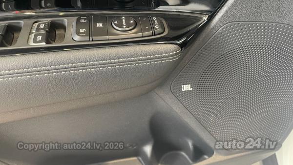 White Kia Niro 2021 in Narva, with an engine capacity of 1.60 L and mileage of 41 thousand km for 18500 €, photo 8 on AUTOMOTO.COM.LV