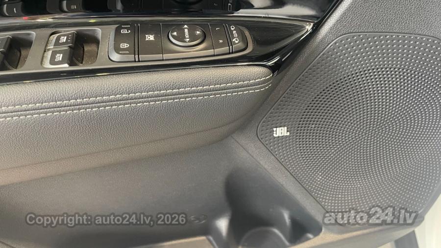 White Kia Niro 2021 in Narva, with an engine capacity of 1.60 L and mileage of 41 thousand km for 18500 €, photo 9 on AUTOMOTO.COM.LV