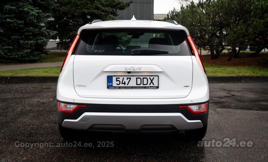 White Kia Niro 2023 in Tallinn, with an engine capacity of 1.60 L and mileage of 20 thousand km for 19999 €, photo 5 on AUTOMOTO.COM.LV