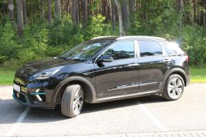 Yellow Kia Niro 2019 in Riga, with an engine capacity of 0.00 L and mileage of 152 thousand km for 17000 €, photo  on AUTOMOTO.COM.LV