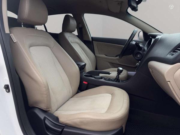 White Kia Optima 2012 in Kaunas, with an engine capacity of 1.70 L and mileage of 344 thousand km for 5499 €, photo 8 on AUTOMOTO.COM.LV