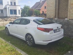White Kia Optima 2012 in Kursenai, with an engine capacity of 1.70 L and mileage of 277 thousand km for 4300 €, photo 3 on AUTOMOTO.COM.LV